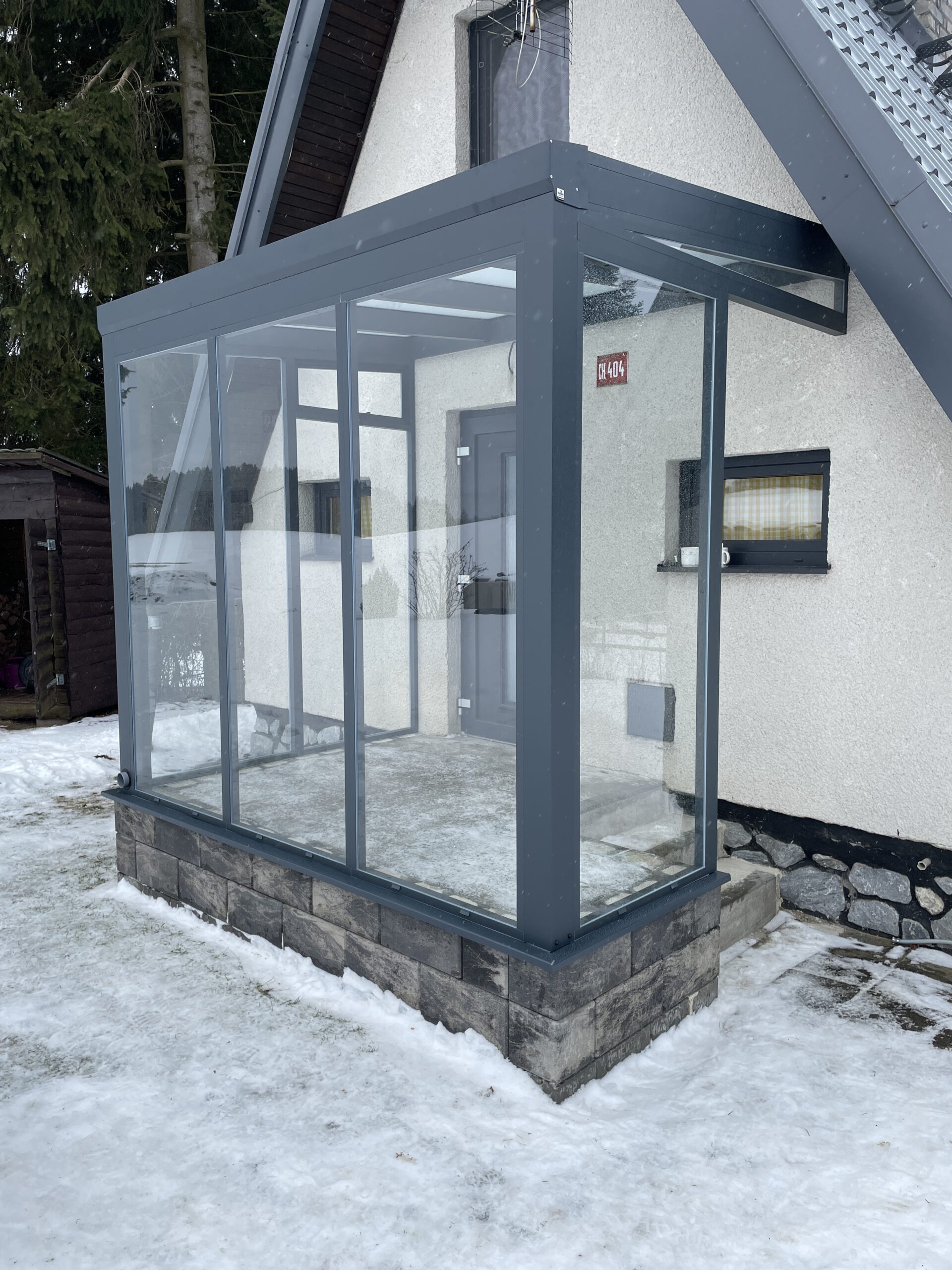 Malá veranda před vchod - antracitová se skrytým žlabem | Karásek