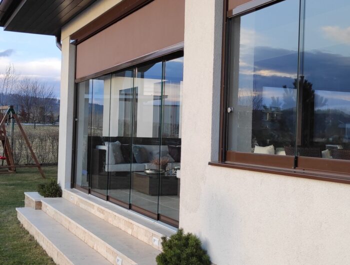 Stínění terasy rolety Screen ZIP hnědé a zasklení Patio Living Move ...